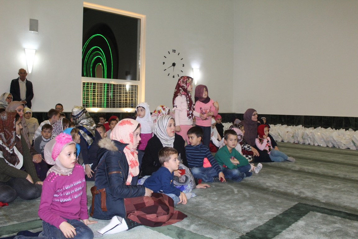 "Stazama Poslanika islama": Paketići za najmlađe - Medžlis Islamske ...